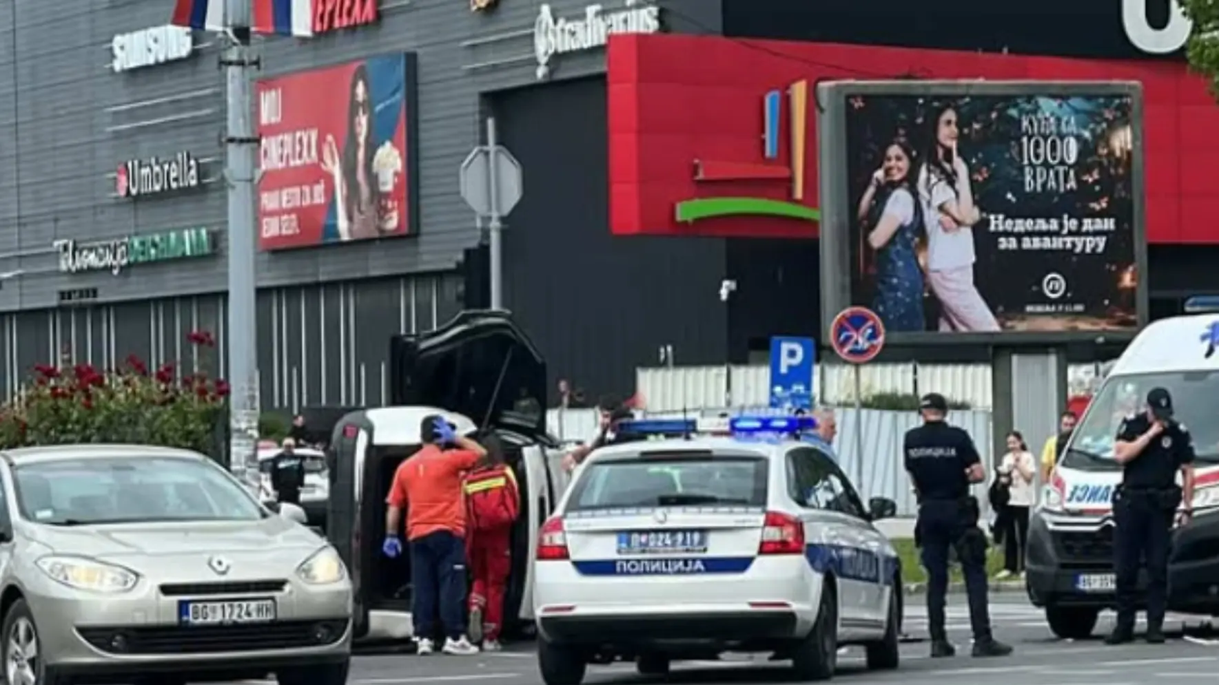 Saobraćajna nesreća kod Ušća: Taksi vozilo se prevrnulo na krov, dve osobe povređene